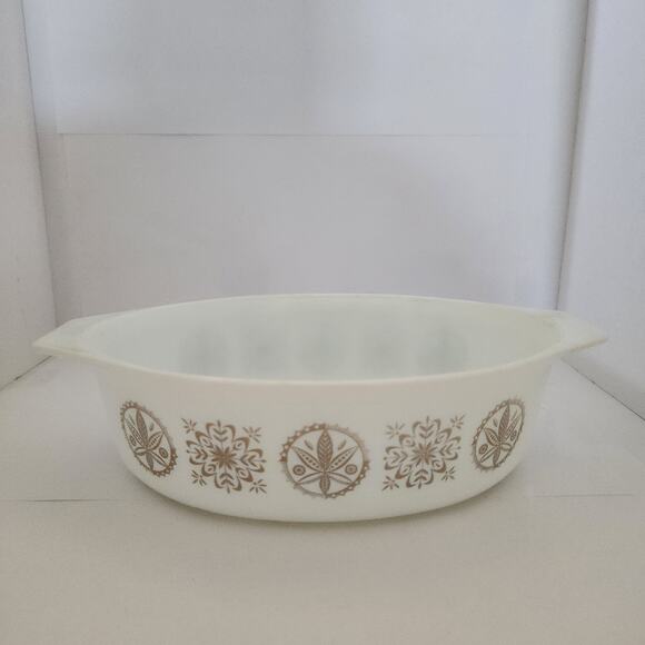 Pyrex | Kitchen | Vintage Pyrex White With Gold Oval 25 Quart No Lid ...